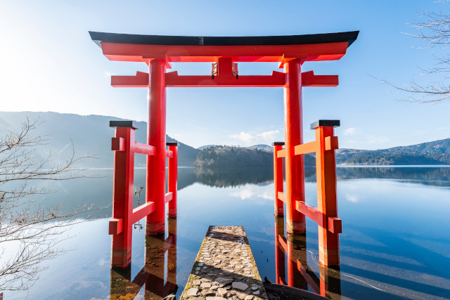 Around Lake Ashinoko: Iconic Scenery and the Echoes of the Samurai Road ...