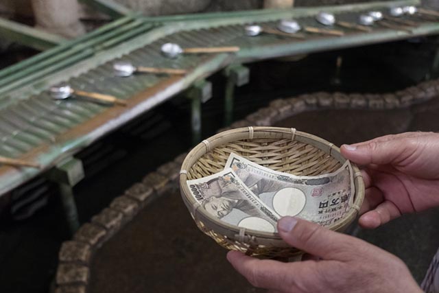 Zeniarai Benten Money Washing Shrine | Japan Travel by NAVITIME - Japan ...