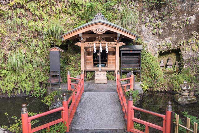 Zeniarai Benten Money Washing Shrine | Japan Travel by NAVITIME - Japan ...