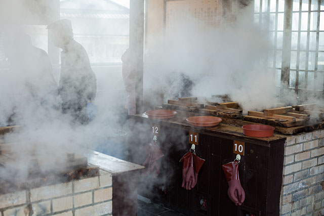 Eating Jigoku Mushi Food | Japan Travel by NAVITIME - Japan Travel ...