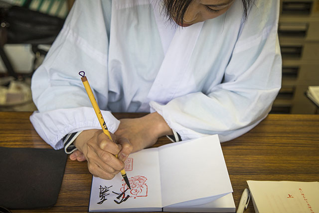 In the Red: Collecting Goshuin in Kyoto | Japan Travel by NAVITIME ...