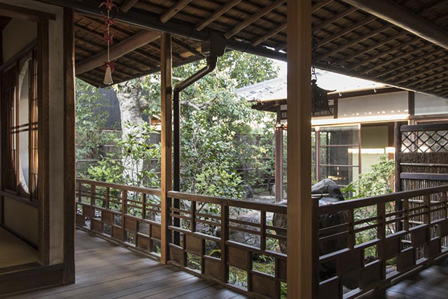 Getting around the historic town of Naramachi | Japan Travel by ...