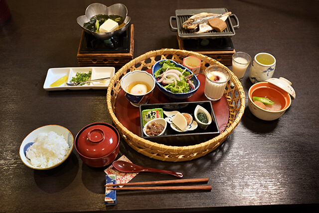 How to stay at a Ryokan (3) - Learn about Yukata and Ryokan Food ...